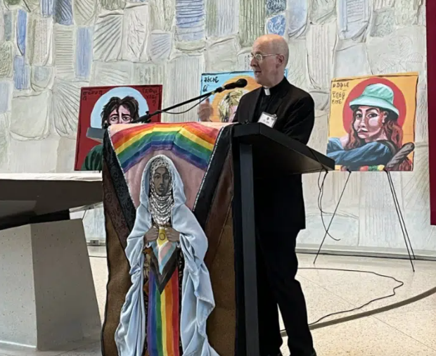 Sacerdote de Ohio disfraza a la Virgen María con bandera LGBT :: Sapientia